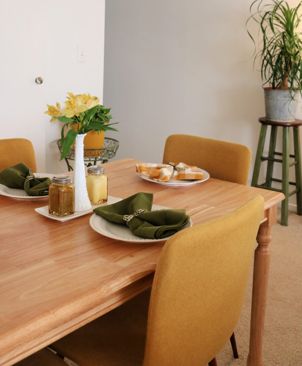 An Inexpensive Way To Collect Table Accessories · COZY LITTLE HOUSE